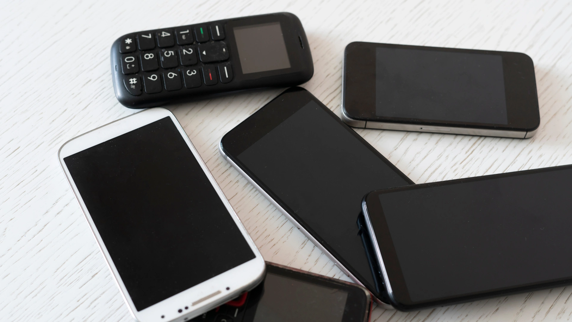 What to do with old mobile phones and chargers in UK - T&M Reuse